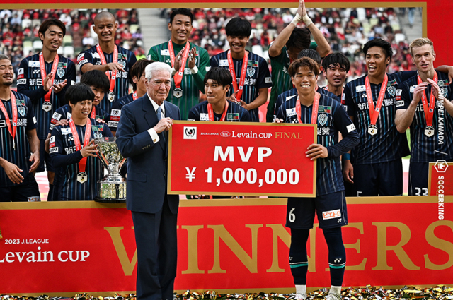 ルヴァンカップMVPは福岡MF前寛之！ 恩師・長谷部監督とともに達成した初優勝「着々とステップアップできた」 | mixiニュース