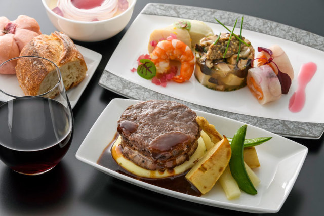 ANA、国際線機内食のコラボレーションメニューを刷新 | mixiニュース