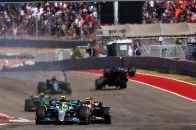 エアボーンクラッシュのアロンソ、身体に痛みも「マシンが頑丈で驚いた」ストロールは次戦3グリッド降格／F1第19戦 | mixiニュース