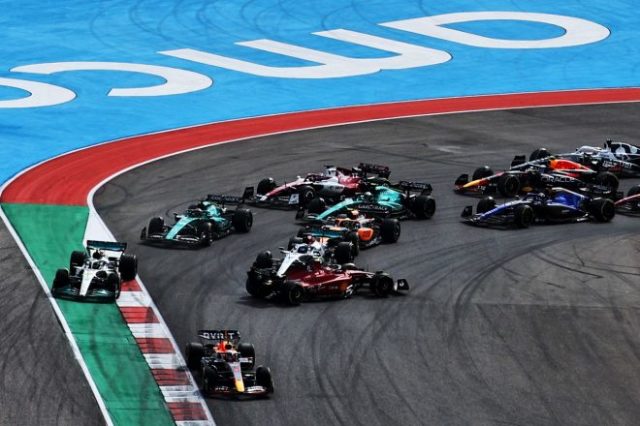 「トップドライバーは絶対しないミス」サインツ、接触のラッセルに激怒も謝罪を受け入れ：フェラーリ／F1第19戦決勝 | mixiニュース