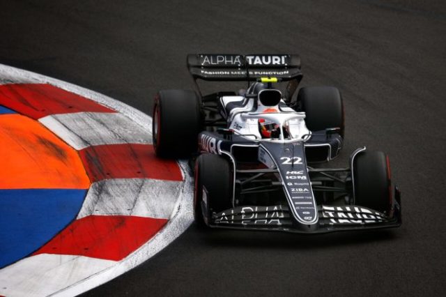 【角田裕毅F1第20戦密着】抜群のタイヤマネージメントで入賞を狙える位置を走行も接触。適切な冷却が不可能でリタイアに | mixiニュース