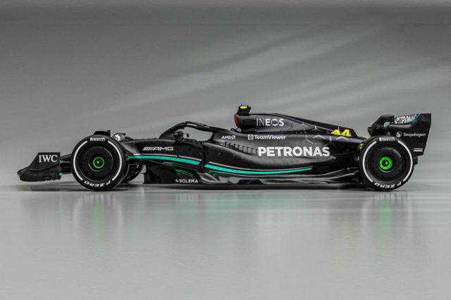 巻き返しを図るメルセデスF1、ブラックに包まれた新型マシン『W14』を発表。2023年はタイトル争いに戻れるか | mixiニュース