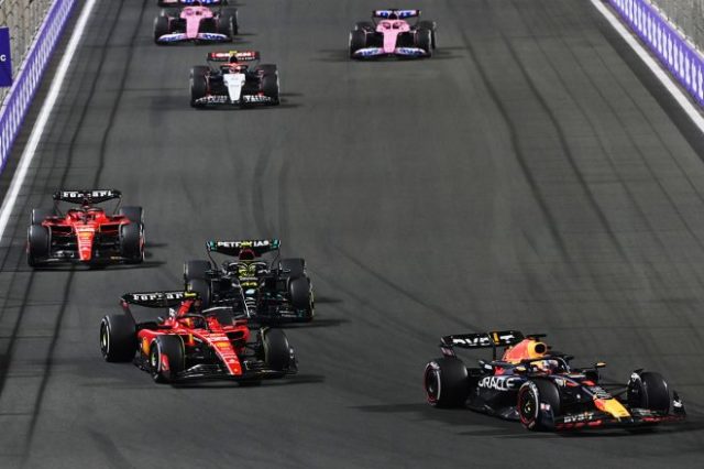 【F1第2戦無線レビュー】またも指示が噛み合わなかったフェラーリとルクレール「遅いよ。もっと早く言ってくれ」 | mixiニュース