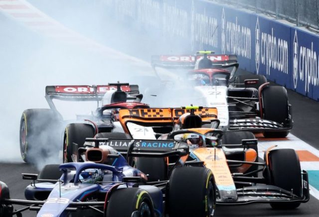 デ・フリース、接触がたたり18位「自分のミスで後方に落ちた」代表は「序盤の事故でレースを失う結果に」／F1第5戦 | mixiニュース