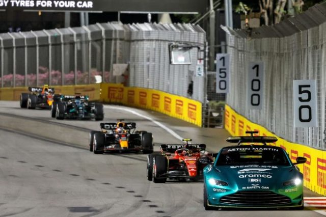 連勝止まったフェルスタッペン「レースが最悪のシナリオに。SCの不利がなければ優勝を狙えた」レッドブル／F1第16戦 | mixiニュース