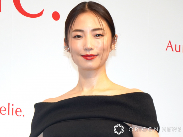 MEGUMI、美しいデコルテ輝く黒のタイトドレスで魅了「テリテリにしてまいりました」 | mixiニュース