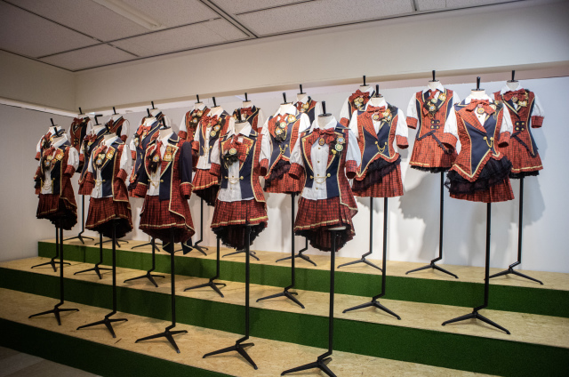 前田敦子や渡辺麻友の卒業ドレスも、「AKB48大衣装展」内部を初公開 | mixiニュース