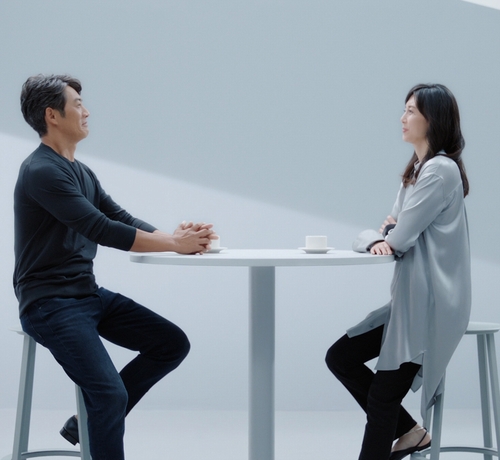 見つめ合う反町隆史＆松嶋菜々子、CMでは初の“夫婦共演” | mixiニュース