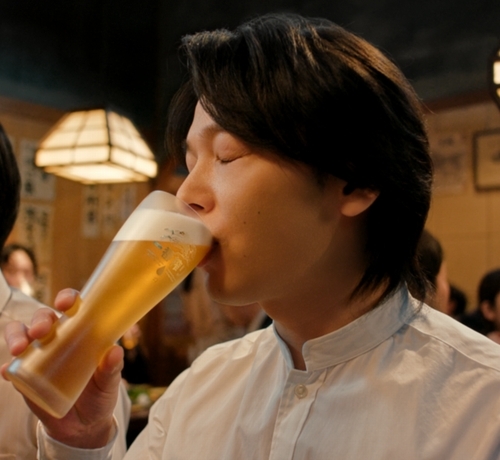 “16年来の親交”中村倫也と堤真一、「キリン一番搾り生ビール」CMで初共演 | mixiニュース